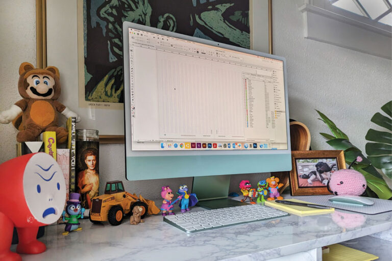 Desk Dilemmas: What Does Your Workspace Tell Others About You? | The ...
